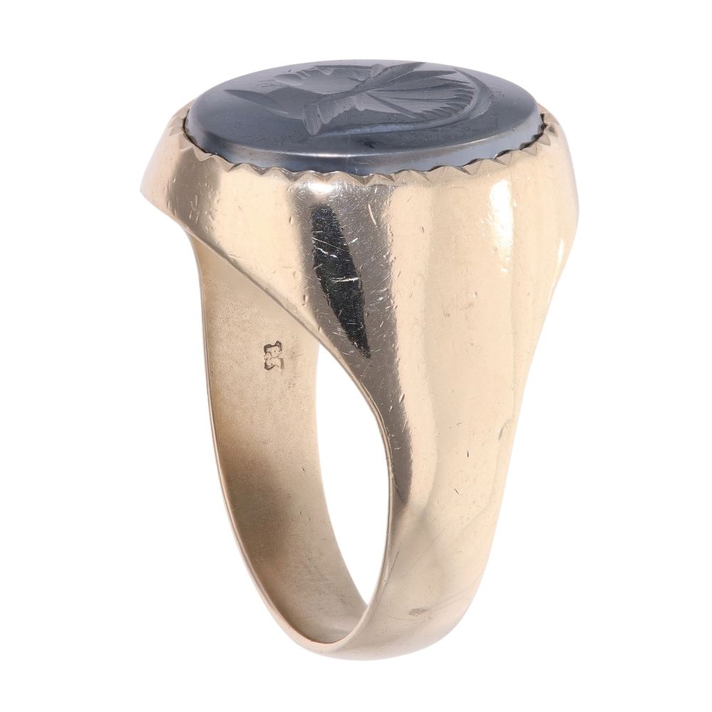9ct Yellow Gold Hematite Centurion Signet Ring RAMS702304619015 ...